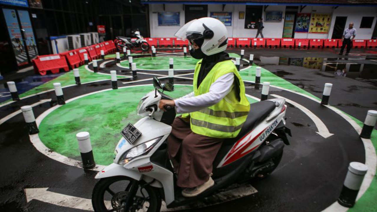 Seorang pemohon SIM mengikuti tes berkendara di Satpas SIM, Banten ...