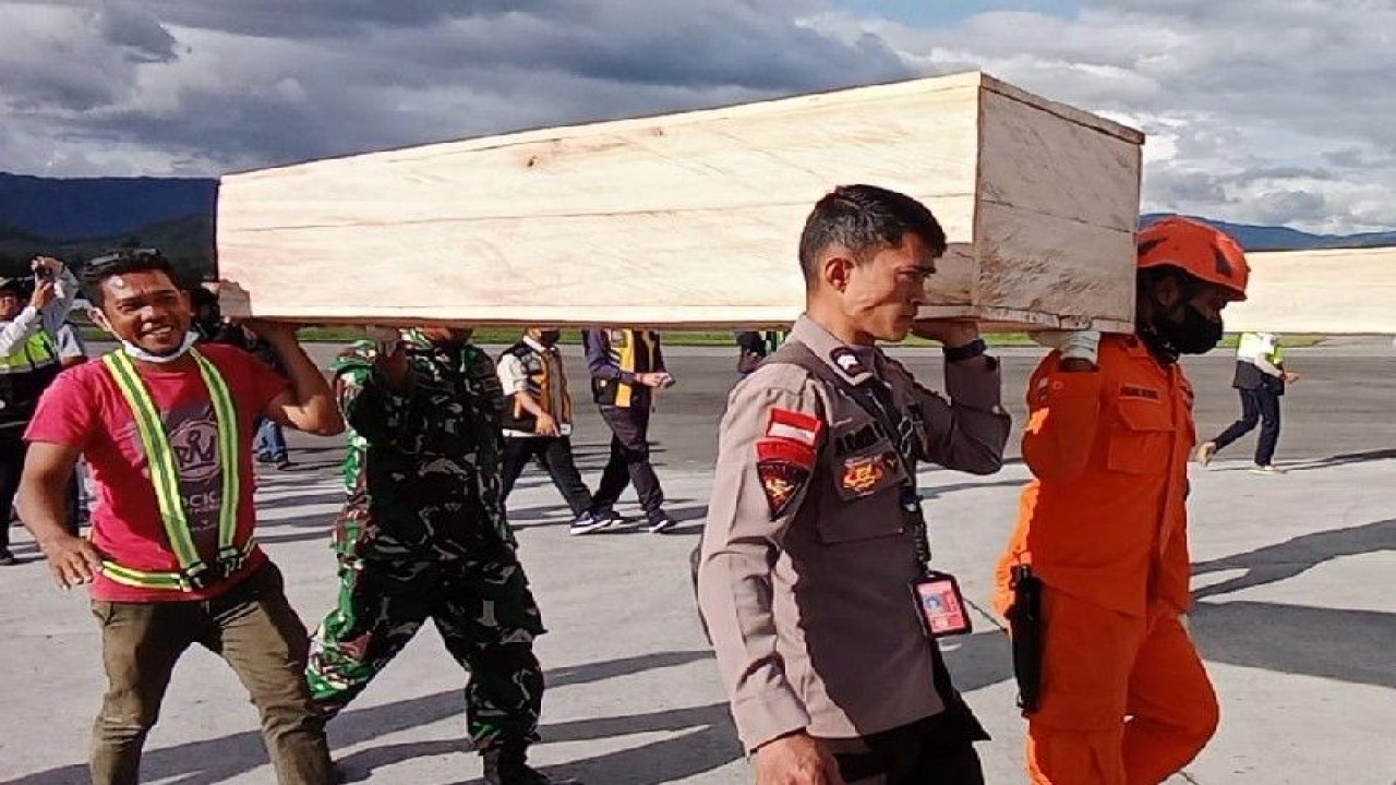 Tim SAR Gabungan Evakuasi Enam Jenazah Pesawat PK-SMW Melalui Wamena