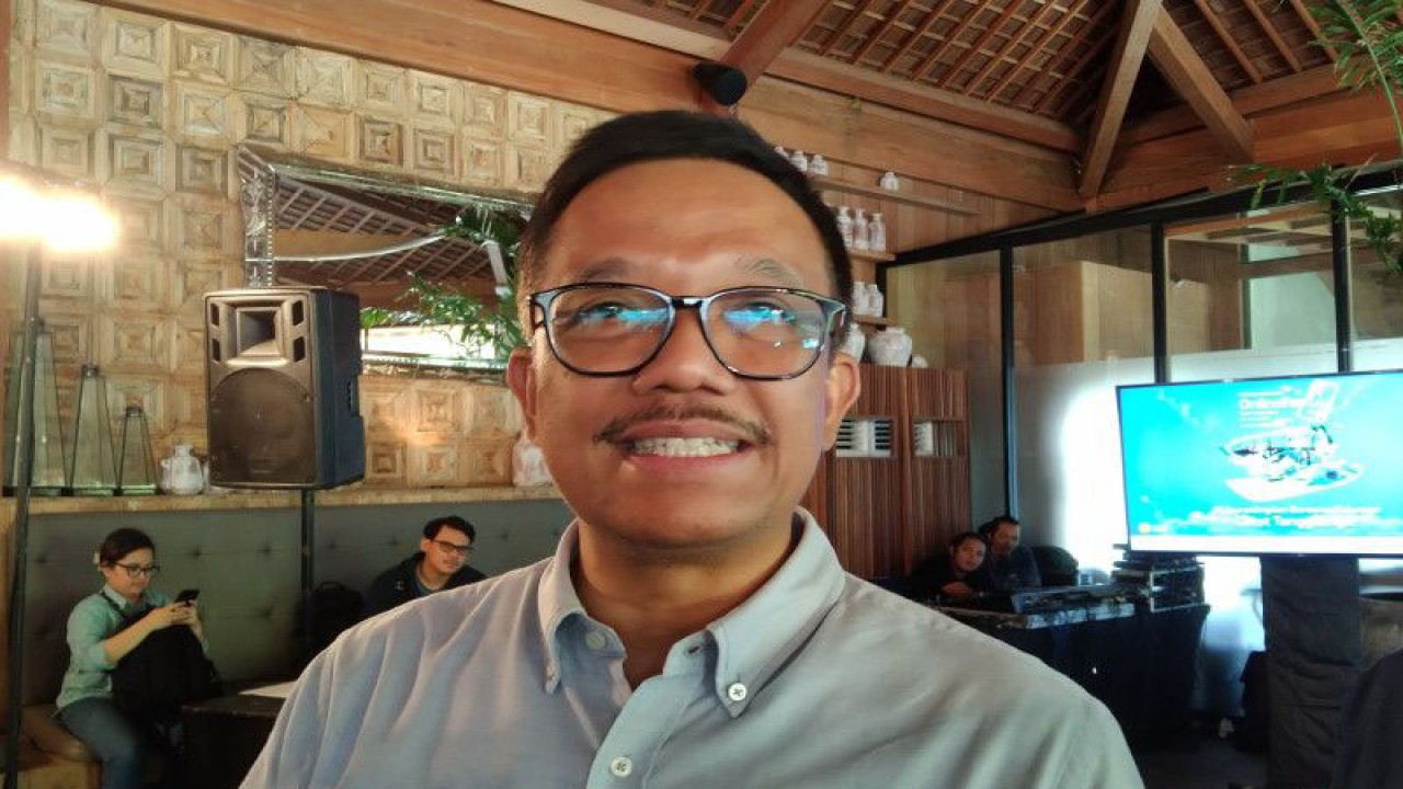 Direktur Layanan dan Niaga Garuda Indonesia Ade R Susardi saat ...