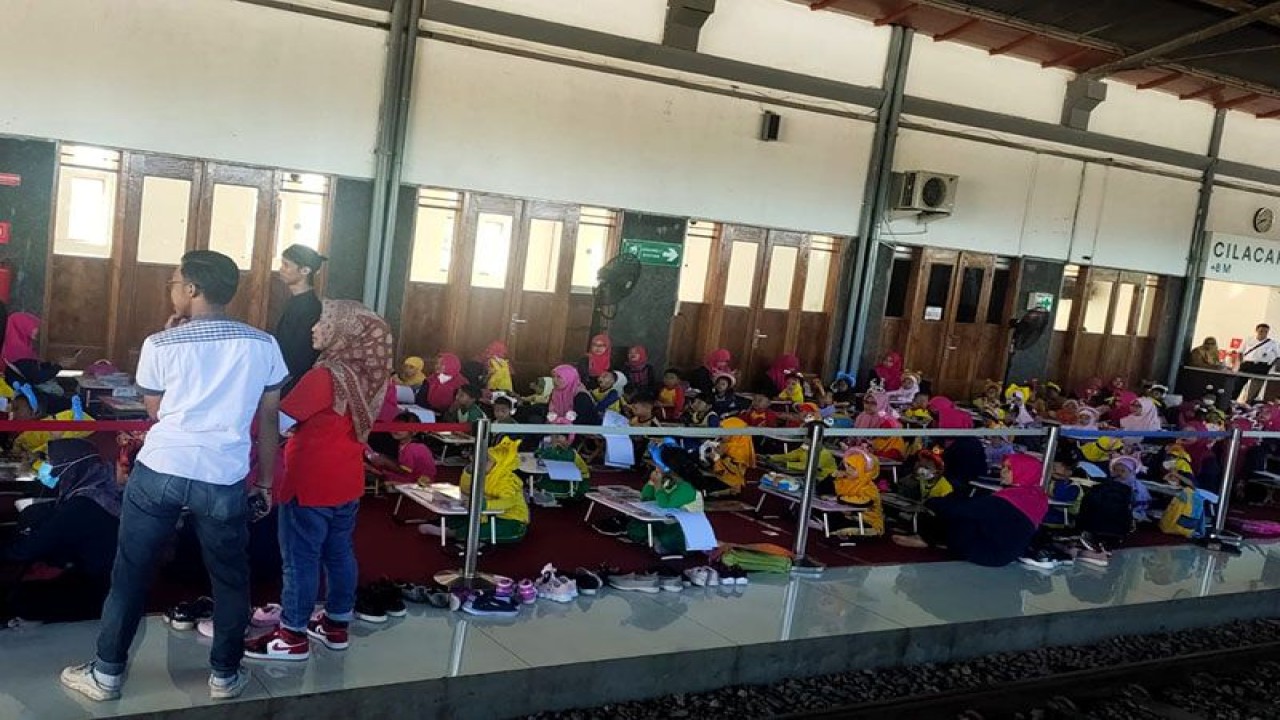 Sebanyak 100 anak dari 25 taman kanak-kanak di wilayah Cilacap dan sekitarnya mengikuti lomba ...
