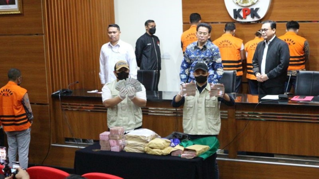 Dokumentasi - Komisi Pemberantasan Korupsi (KPK) menghadirkan tersangka dan barang bukti berupa ...