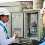 Pekerja PLN menjelaskan tentang Smart Meter Advanced Metering ...