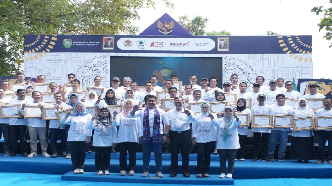 Pertamina menerima penghargaan Apresiasi Pembina Progam Kampung Iklim ...