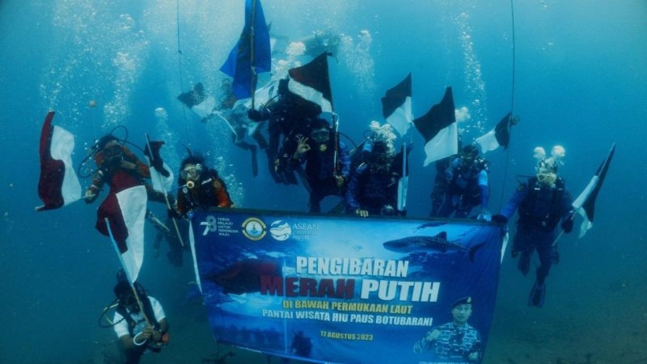 Lanal Gorontalo Gandeng Unsur Terkait Kibarkan Bendera di dalam Laut