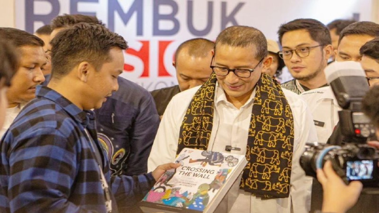 Menteri Pariwisata dan Ekonomi Kreatif (Menparekraf) Sandiaga Uno saat berbincang dengan salah ...