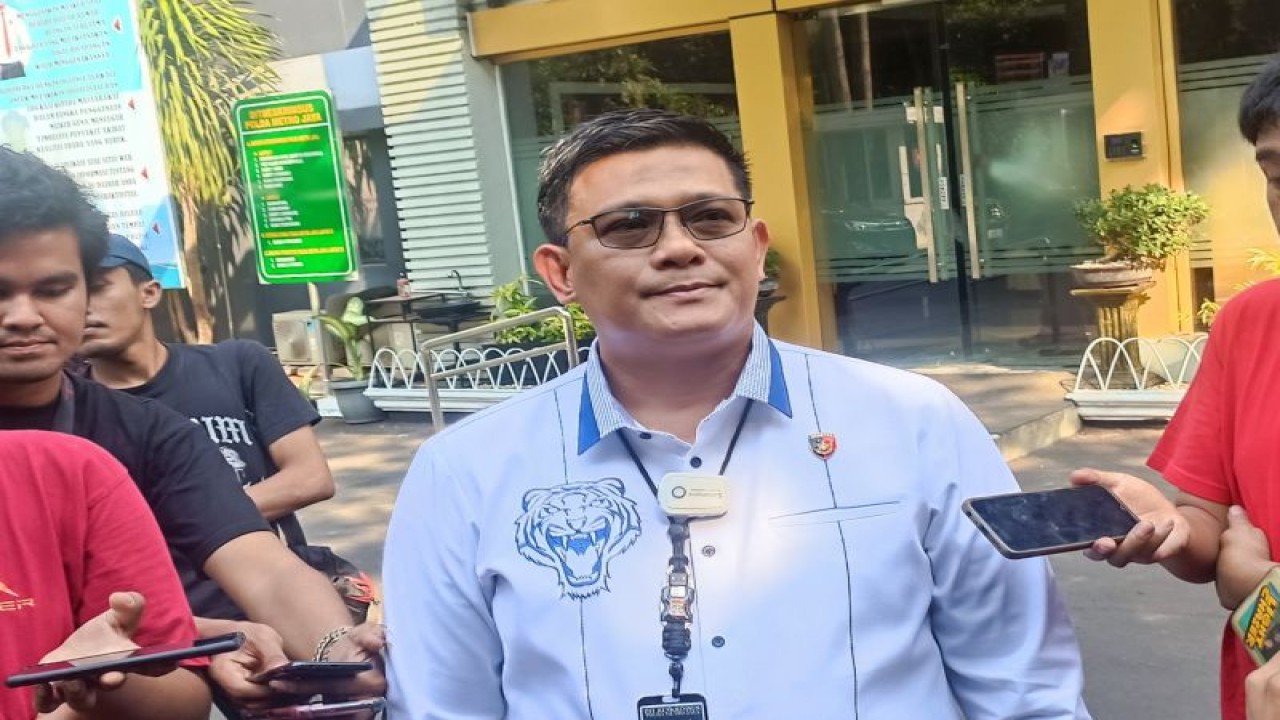 Dirreskrimsus Polda Metro Jaya Kombes Pol Ade Safri Simanjuntak saat diwawancarai di Jakarta ...