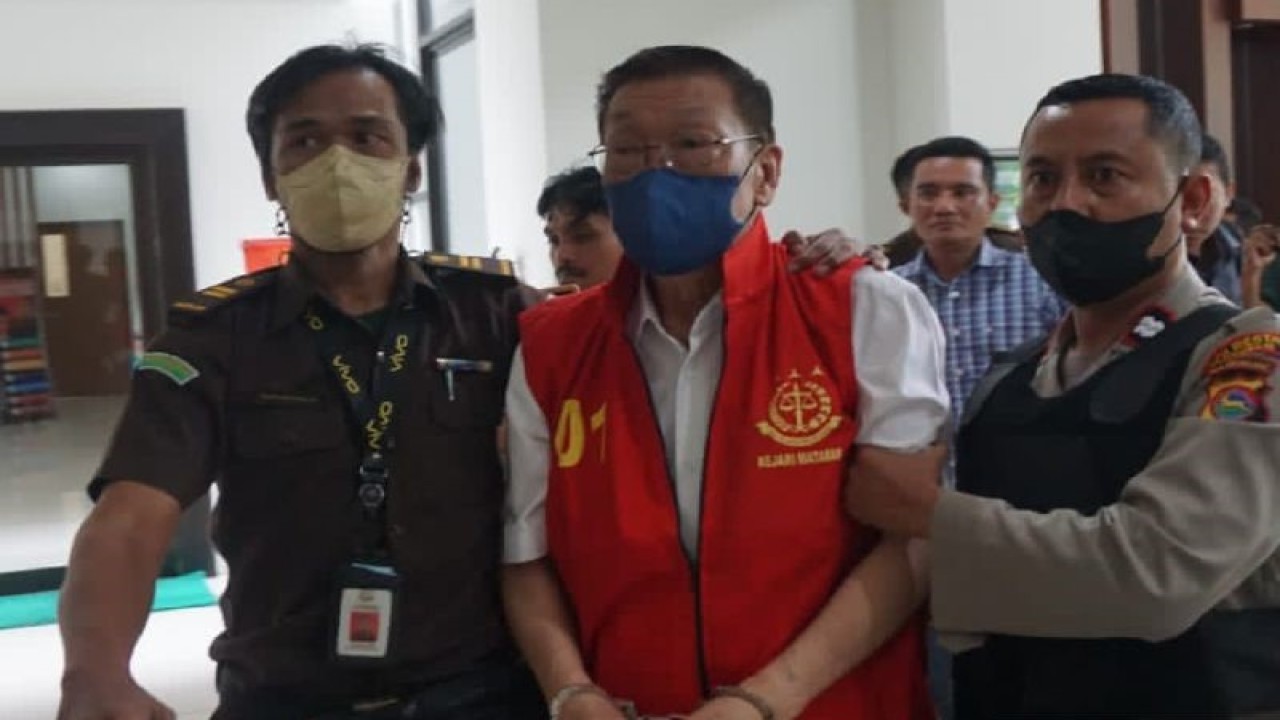 Petugas kejaksaan dan kepolisian mengawal Direktur PT AMG Po Suwandi ...