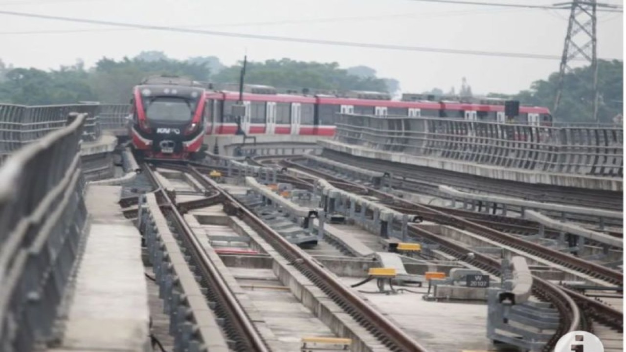 Kereta Lintas Raya Terpadu atau Light Rail Transit (LRT) melintas di ...