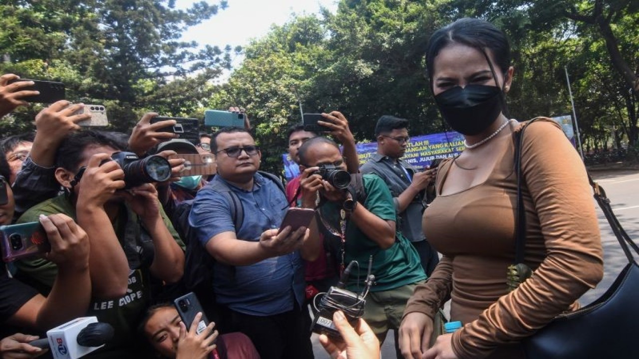 Pemeran film dewasa Fransisca Candra Novitasari atau Siskaeee (kanan ...