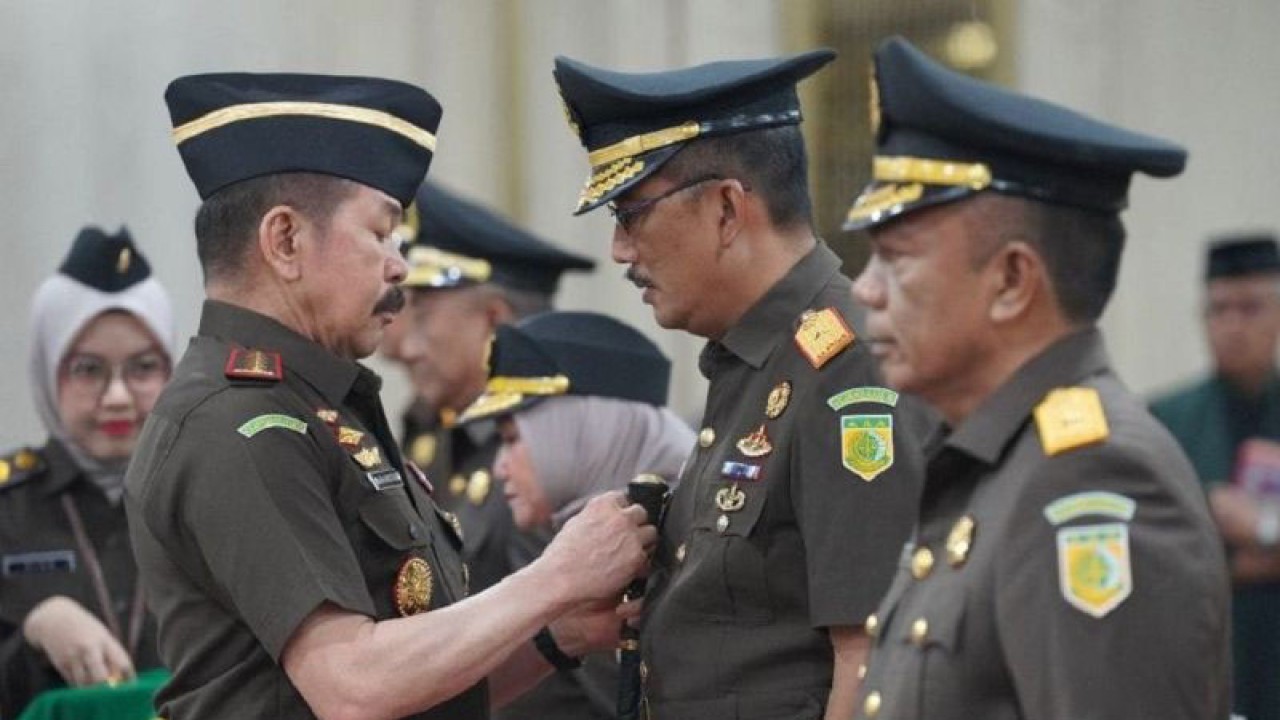 Agoes Soenanto Prasetyo SH. MH dilantik Jaksa Agung RI Prof. Dr. H. Sianitar Burhanuddin SH. MM ...