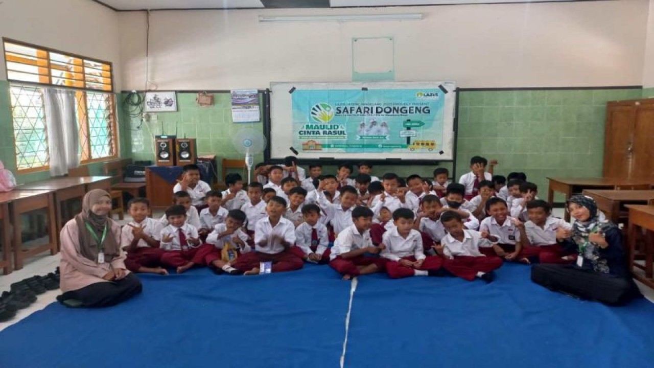 Dua mahasiswa Untidar saat mengikuti program kampus mengajar di salah satu SD. ANTARA/HO-Untidar ...