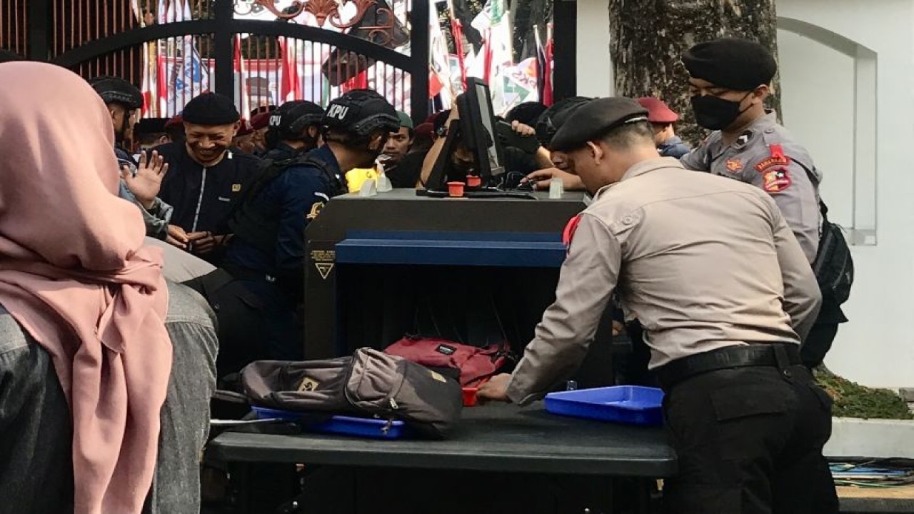 Suasana Kantor KPU jelang pendaftaran pasangan bakal capres-cawapres di Jakarta, Kamis (19/10 ...