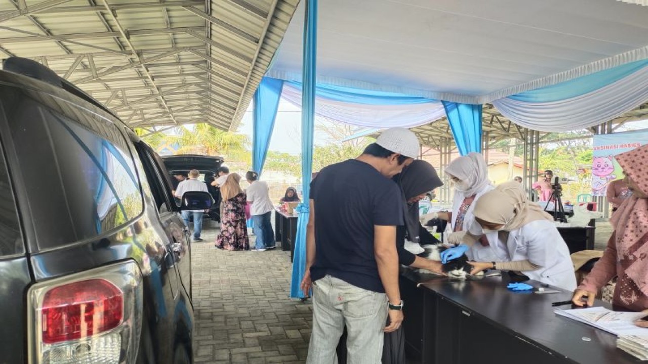 Vaksinasi rabies drive thru yang dilaksanakan di Balai Veteriner ... Vaksinasi rabies drive thru yang dilaksanakan di Balai Veteriner ...