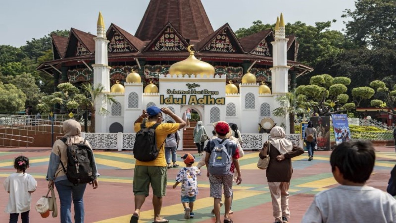Pengunjung memasuki kawasan Dunia Fantasi (Dufan), Taman Impian Jaya Ancol, Jakarta, Jumat (30/6 ...