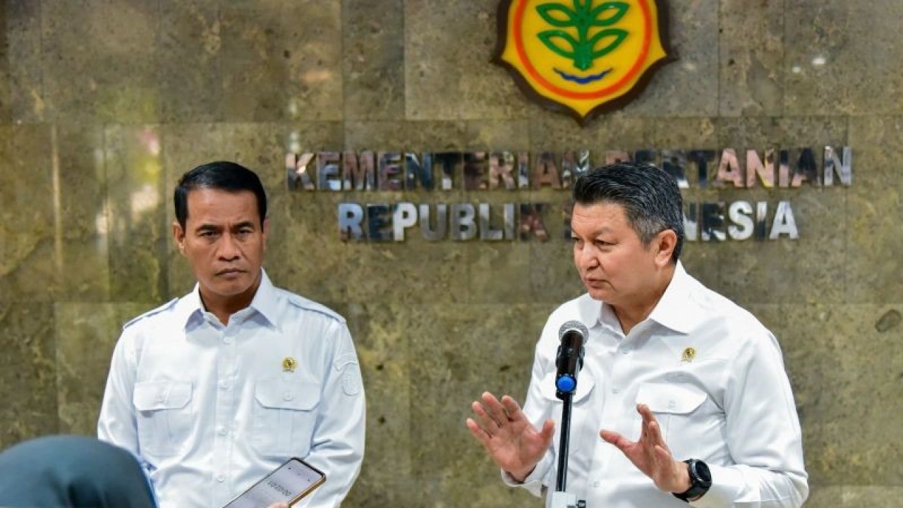 Kepala BNPT RI Komjen Pol. Mohammed Rycko Amelza Dahniel (kanan) dan Menteri Pertanian Andi ...