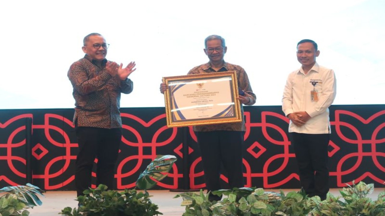 Kepala BRIN Laksana Tri Handoko (kiri) menyerahkan penghargaan Nurtanio ... Kepala BRIN Laksana Tri Handoko (kiri) menyerahkan penghargaan Nurtanio ...