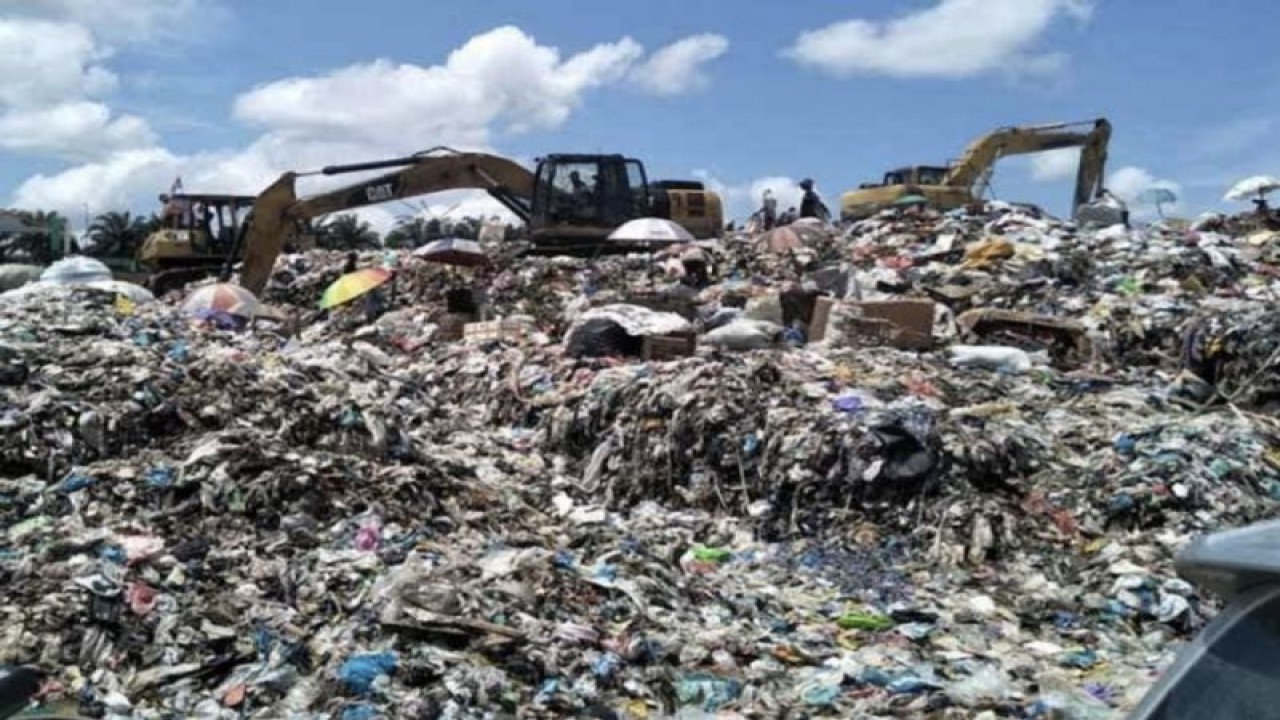 Kondisi TPA Muara Fajar Kota Pekanbaru yang menampung sampah 1.100 ton per hari dan mengalami ...