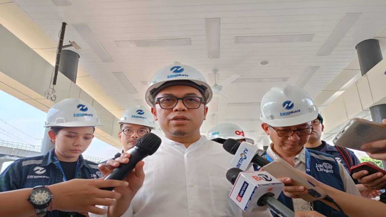 Direktur Utama PT TransJakarta Welfizon Yuza saat meninjau Halte Cawang ...