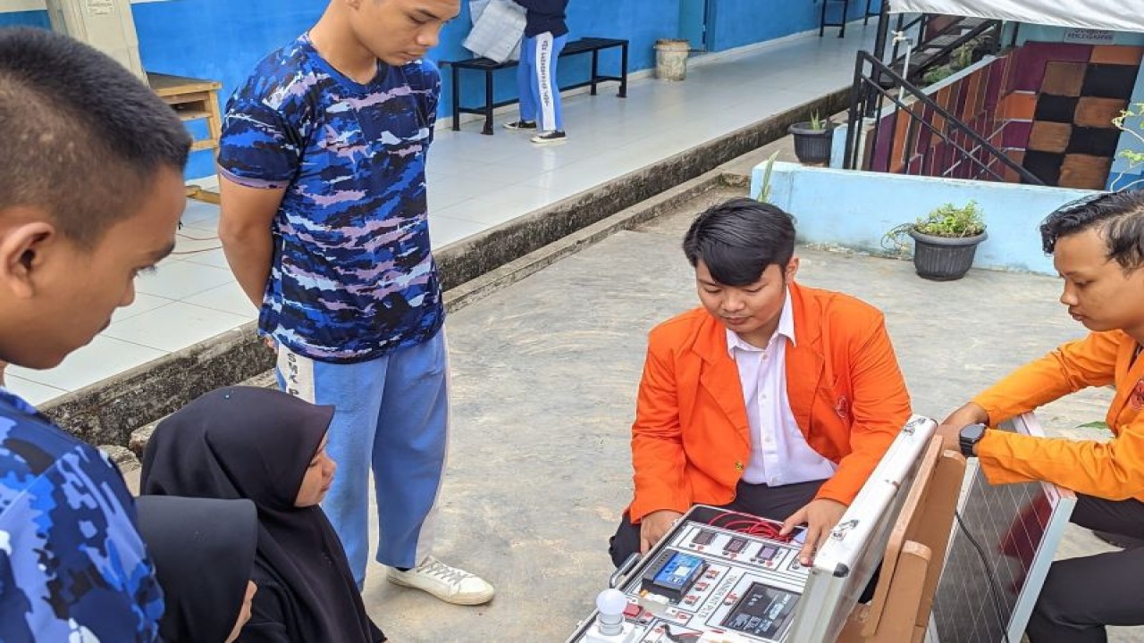 Dosen dan mahasiswa Unja mengajar teknologi PLTS kepada pelajar di Jambi, Senin (4/12/2023 ...