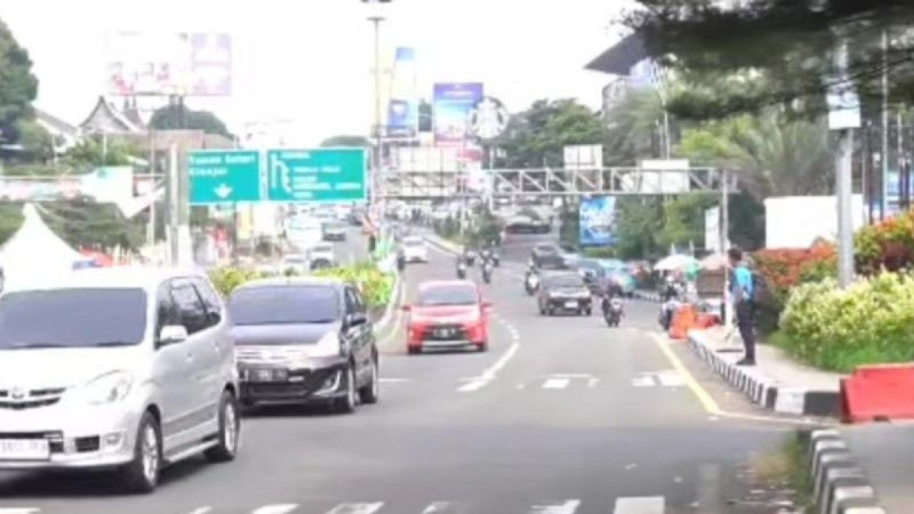 Kondisi arus lalu lintas Jalur Puncak di Simpang Gadog, Ciawi, Kabupaten Bogor, Jawa Barat ...