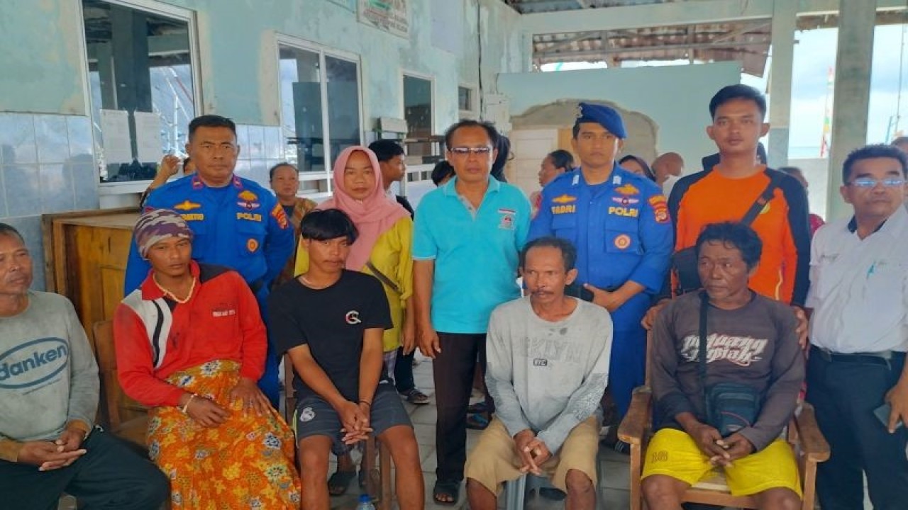 Suasana saat para korban kapal tenggelam tiba di Dermaga Bom Kalianda ...