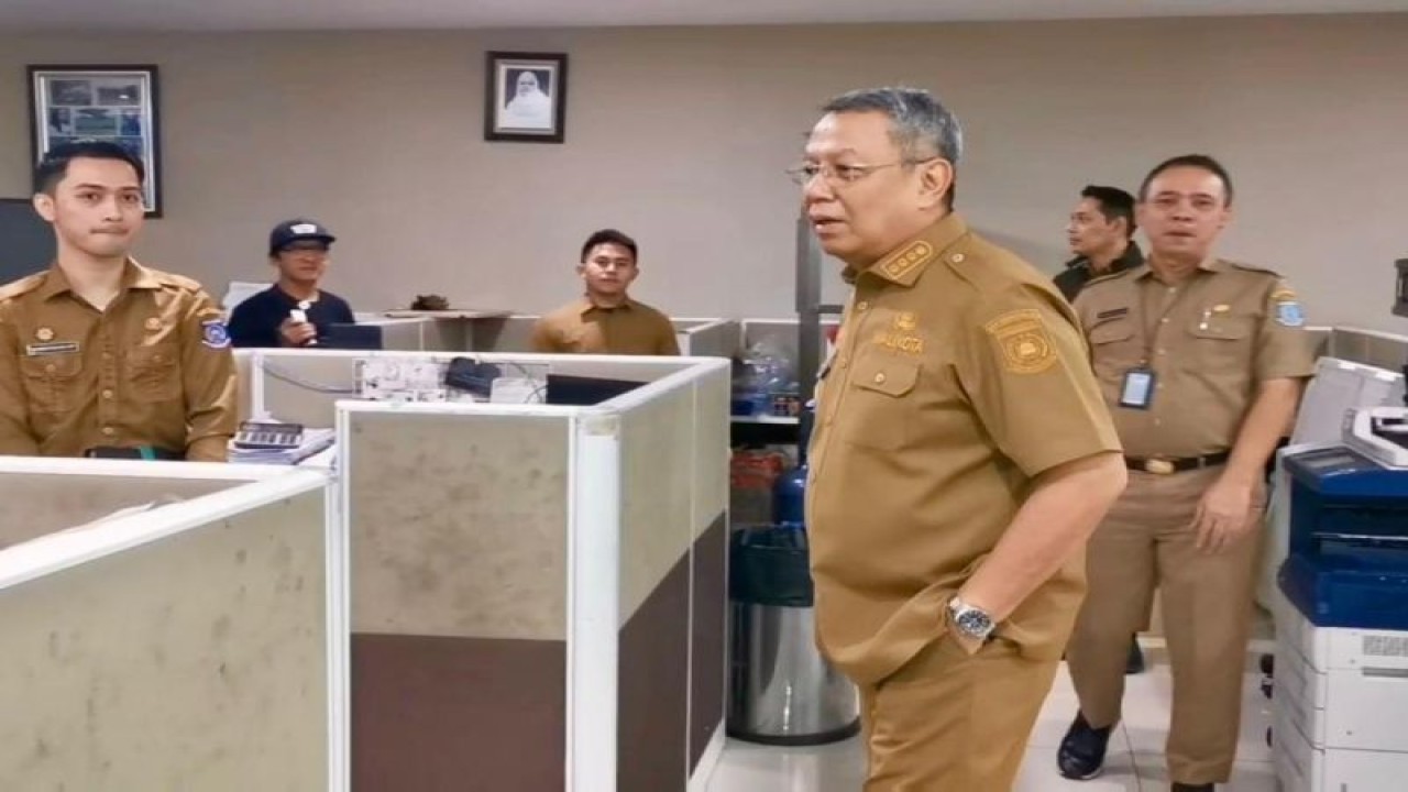 Wali Kota Tangerang Selatan Benyamin saat melakukan inspeksi mendadak (sidak) ke sejumlah ...
