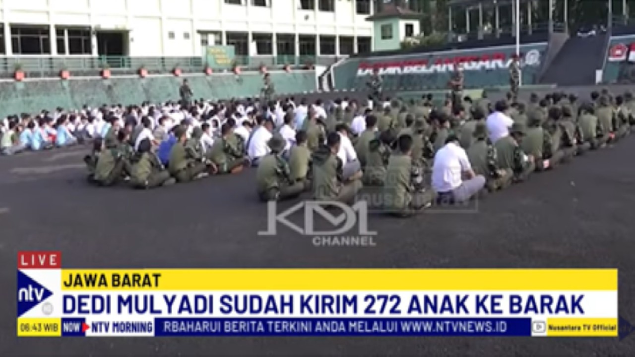 Para siswa sedang mengikuti pendidikan karakter di barak militer