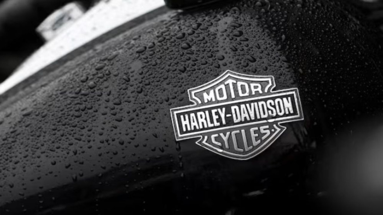 Logo Harley-Davidson terlihat pada sepeda motor di dealer di Queens ...