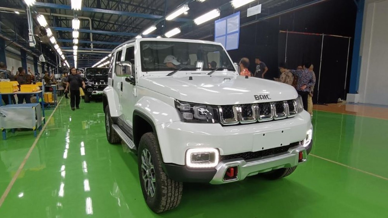 BAIC BJ40 Plus dirakit di fasilitas PT Handal Indonesia Motor (HIM) di Purwakarta, Jawa Barat ...