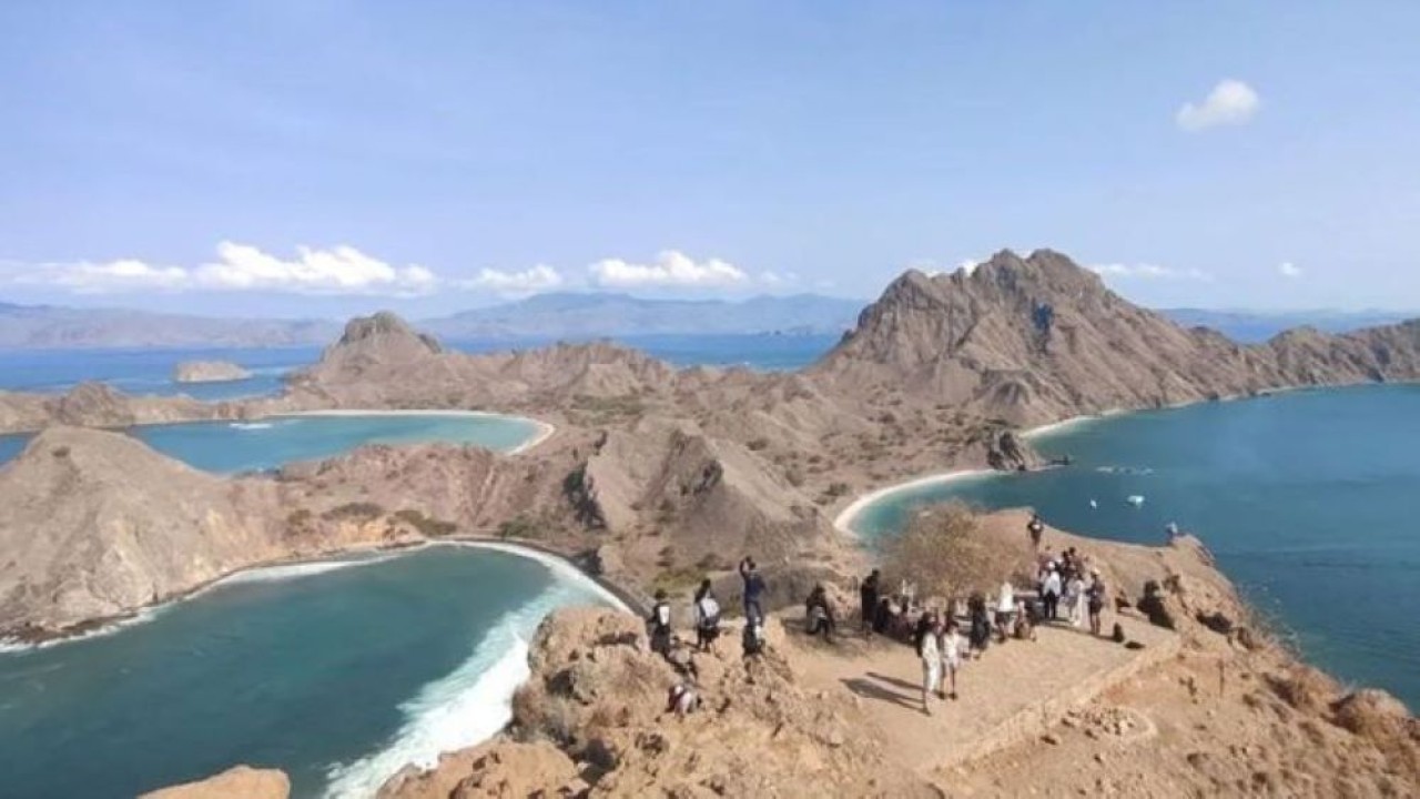 Ilustrasi: Pemandangan alam di destinasi wisata Pulau Padar kawasan Taman Nasional Komodo di ...