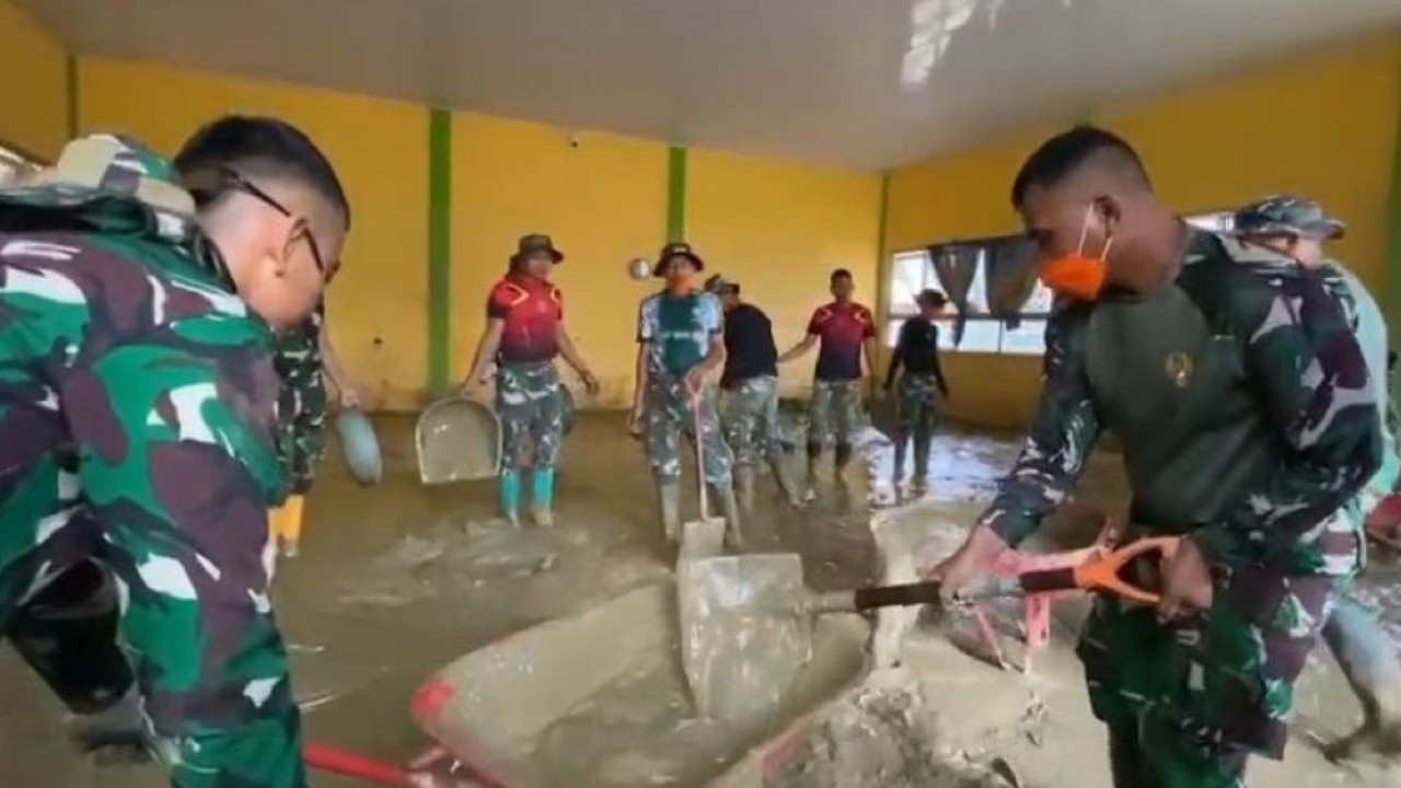 Prajurit TNI Bersama Guru dan Siswa Gotong Royong Bersihkan SMKN 1 ...